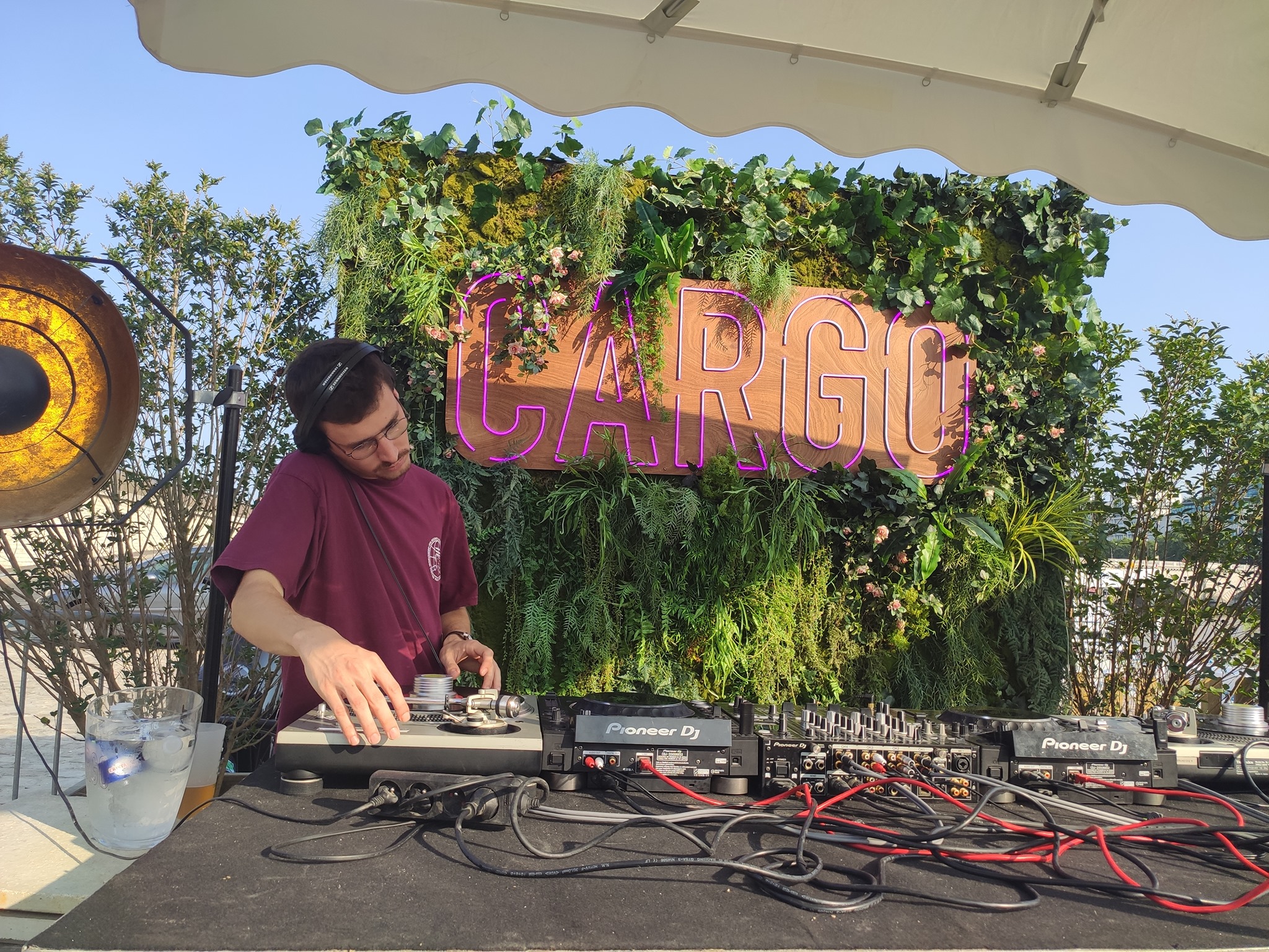 A Paris, le Cargo container bar signe la reprise des DJ et de l ...