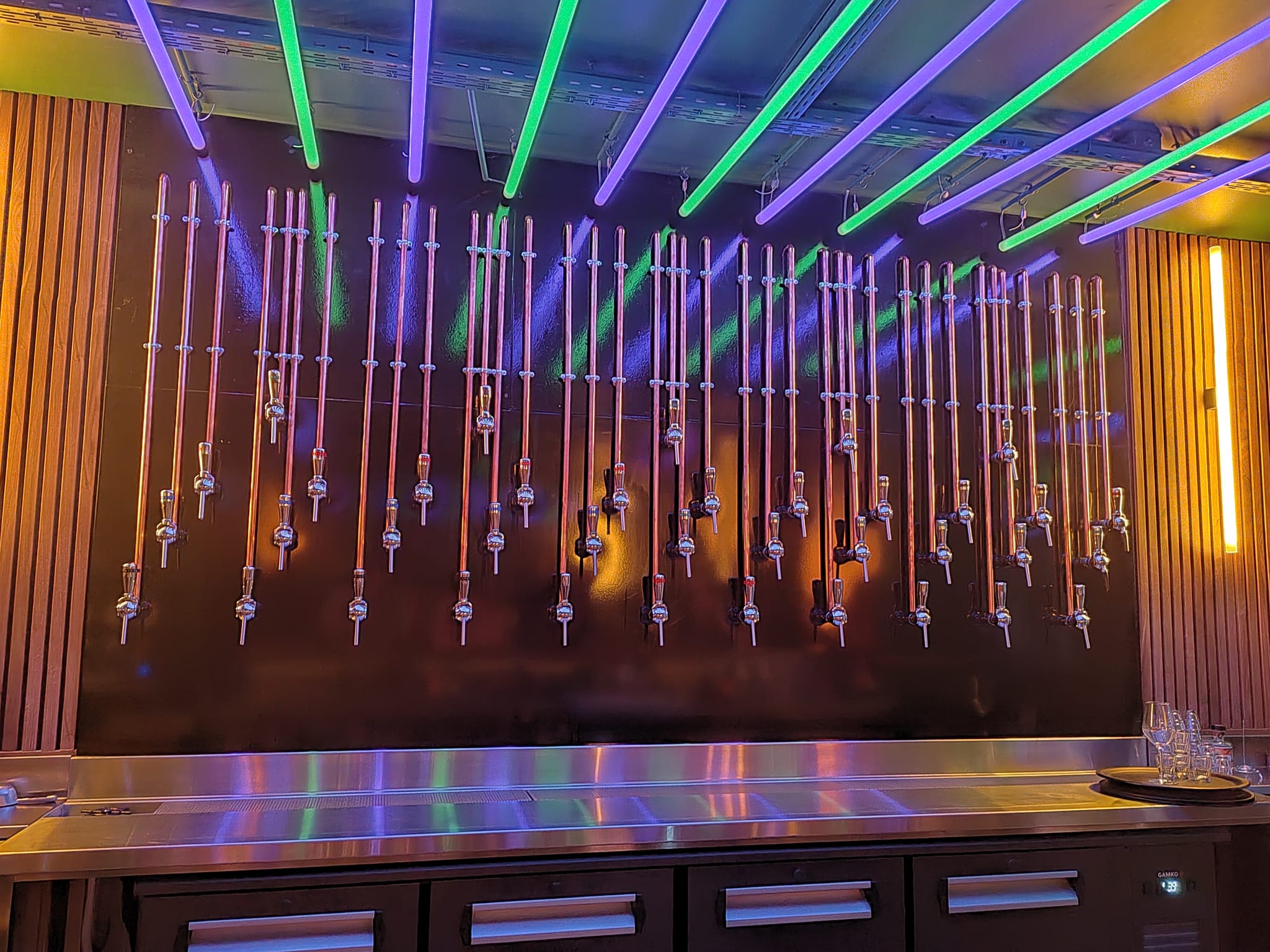 A Paris, The Honey Moon, un incroyable bar à cocktails tout à la pression