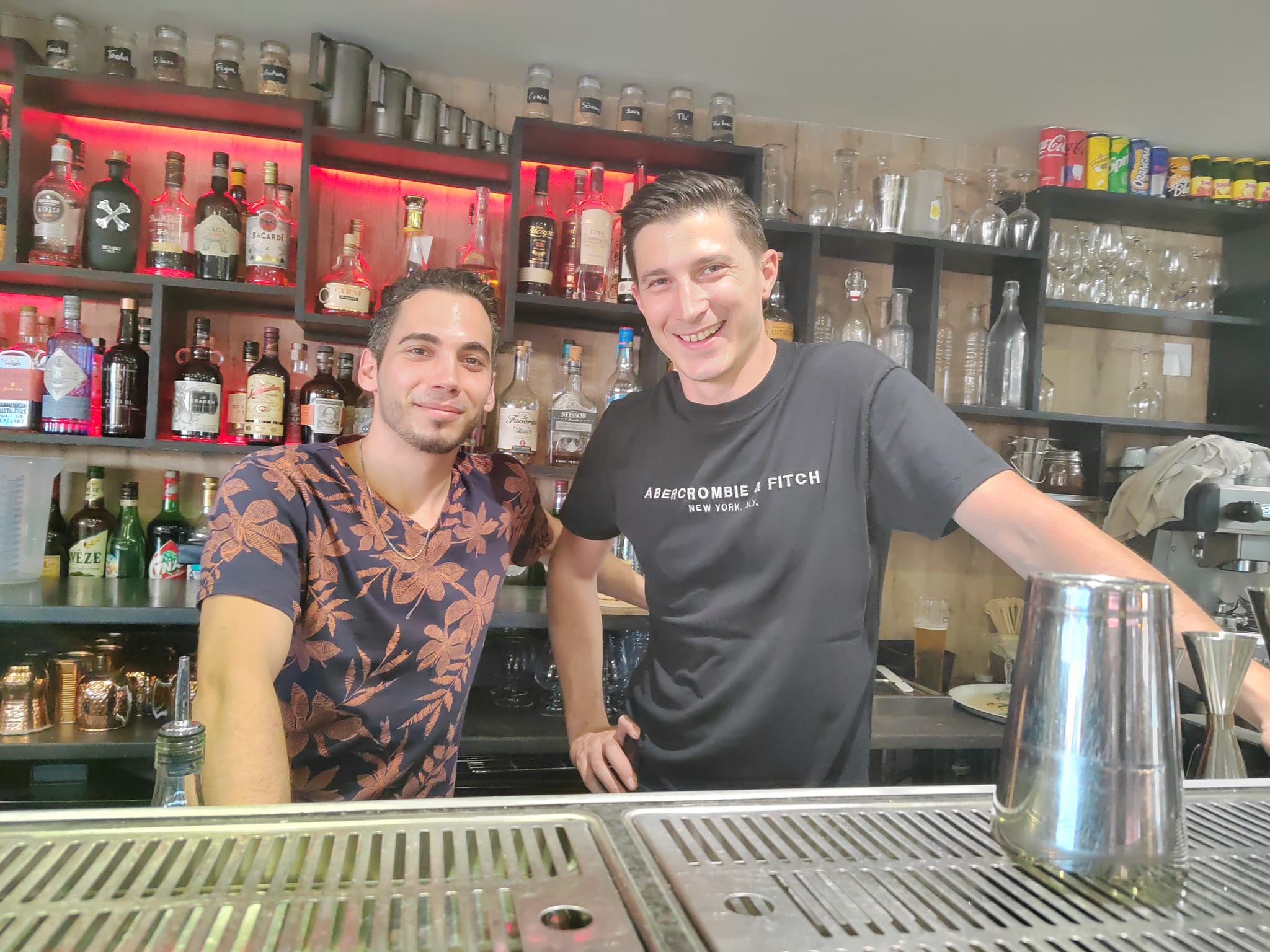 A Saint-Raphaël, le bar à cocktails L’Obsolète renouvelle son menu en ...