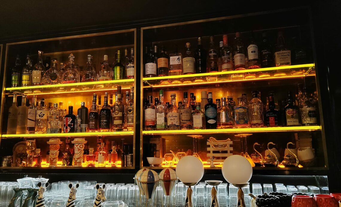 Au bar Solera, à Paris, trois nouveaux cocktails présentés de manière ...