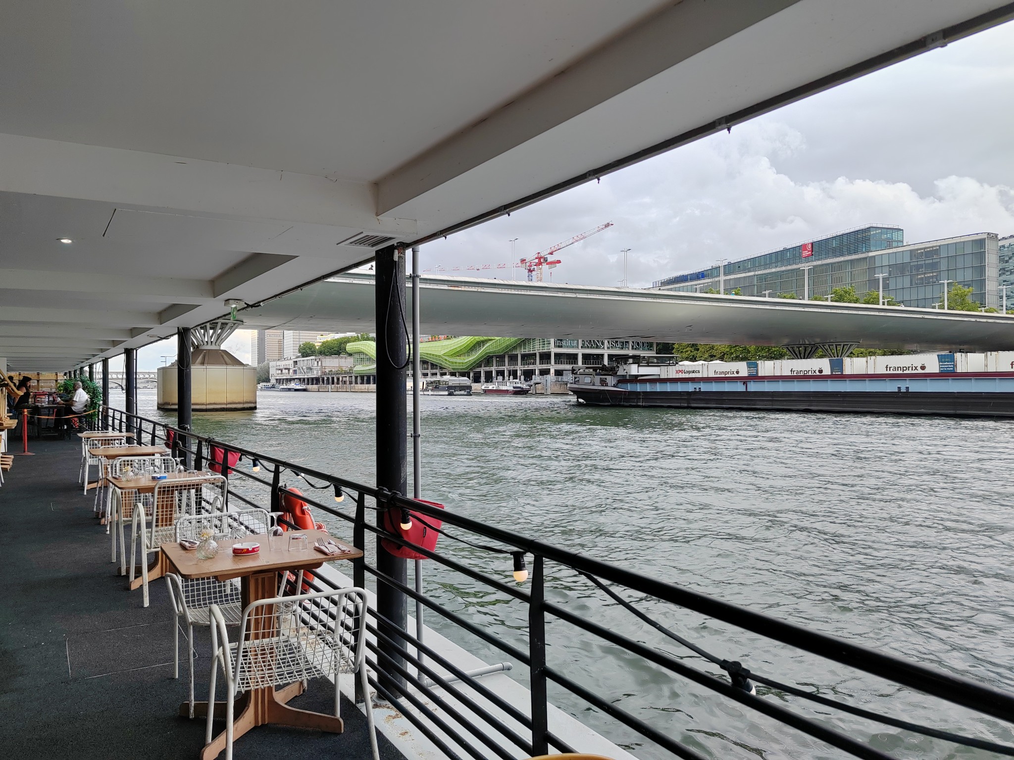 Bistronomie, afterworks… À Paris, la péniche Le Mazette élargit son ...
